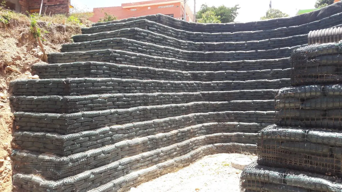 Construcción de muros en tierra armada - Impersintéticos